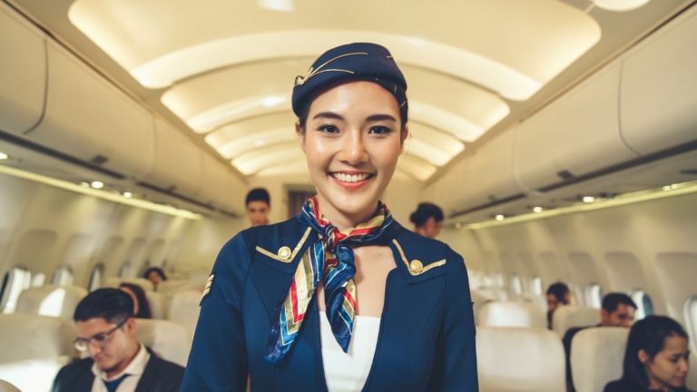 Profesi Pramugara/Pramugari: Tugas, Jobdesk, Gaji, Keahlian dan Jenjang ...