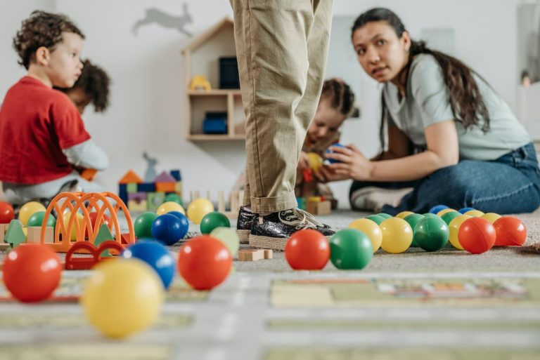12 Tugas Pengasuh Daycare dan Gaji - Mployee