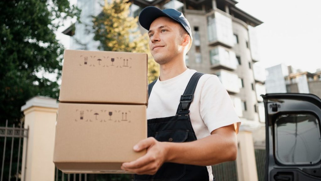 Profesi Kurir: Jobdesk, Gaji, Keahlian dan Jenjang Karir